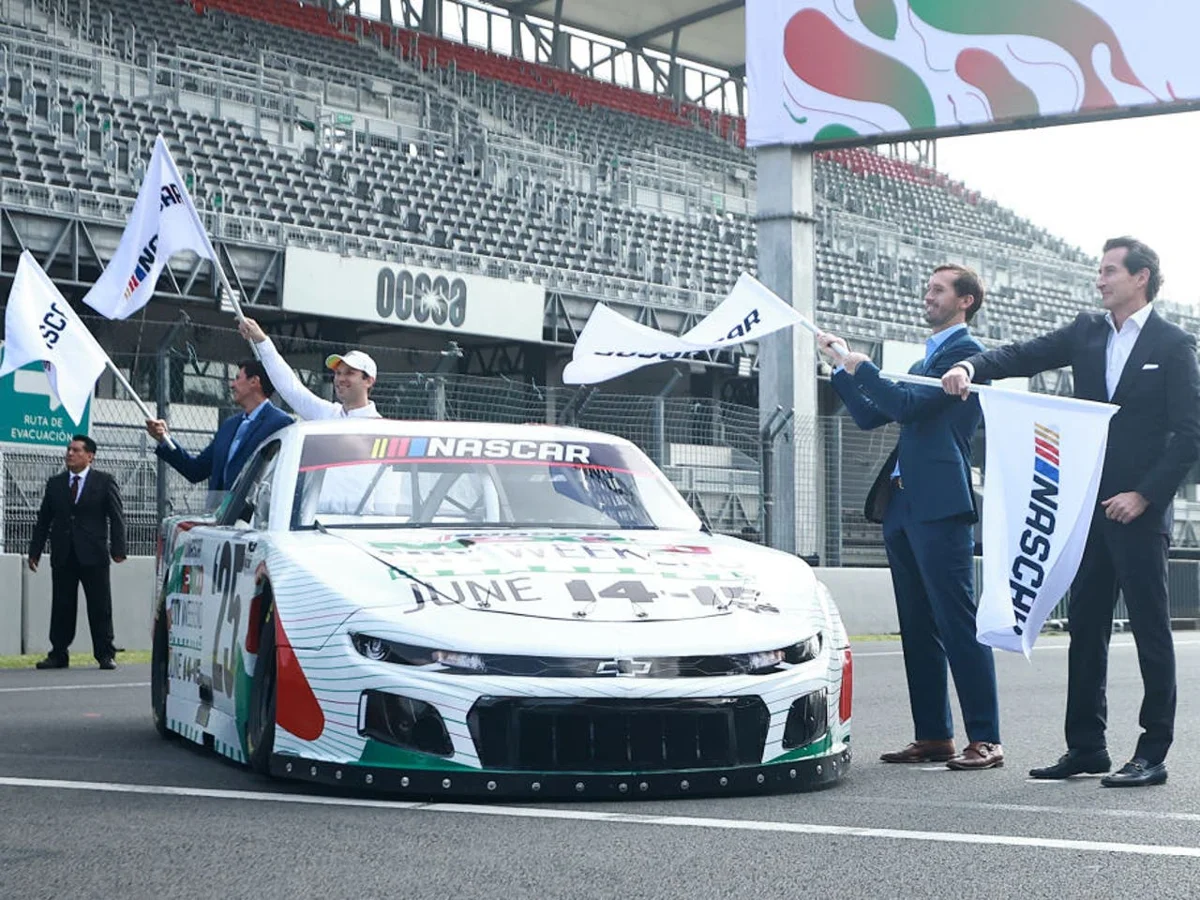 Noah Gragson assists No. 4 crew as team scrambles with backup car ...